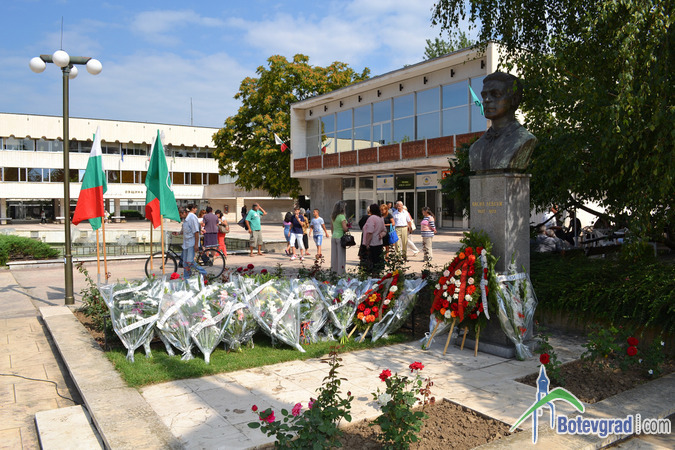 Botevgrad.com :: 176 години от рождението на Апостола бяха отбелязани тържествено в Ботевград ...