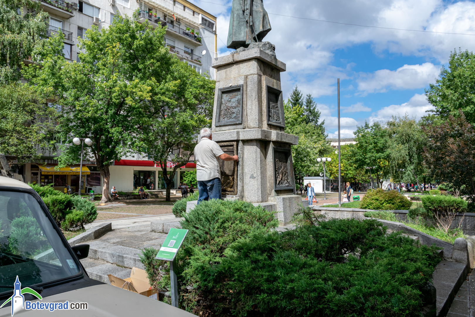 Botevgrad.com :: Монтираха нова пластика и нов герб на Войнишкия ...