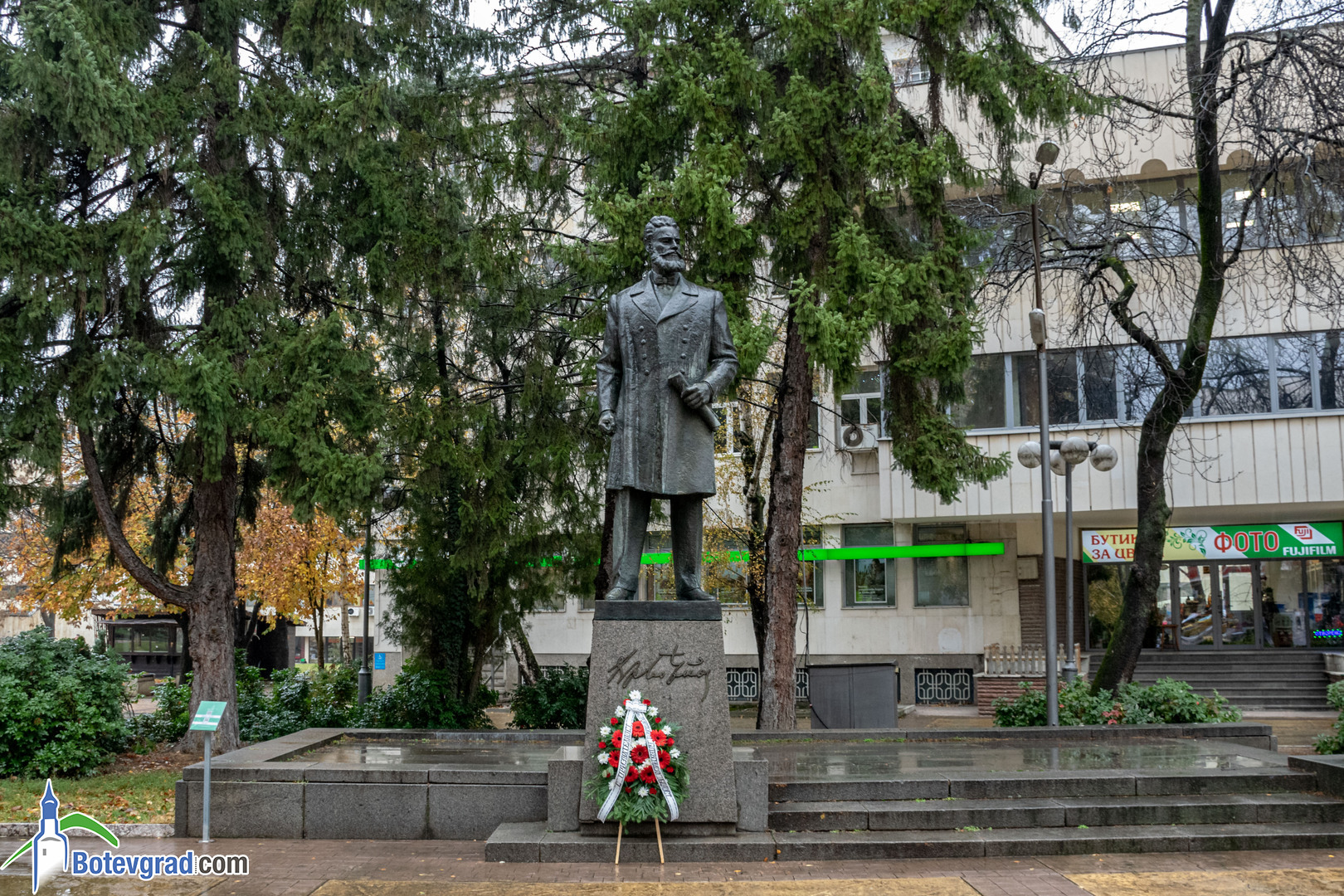 Botevgrad.com :: Издигнаха знамената в чест на празника на Ботевград ...