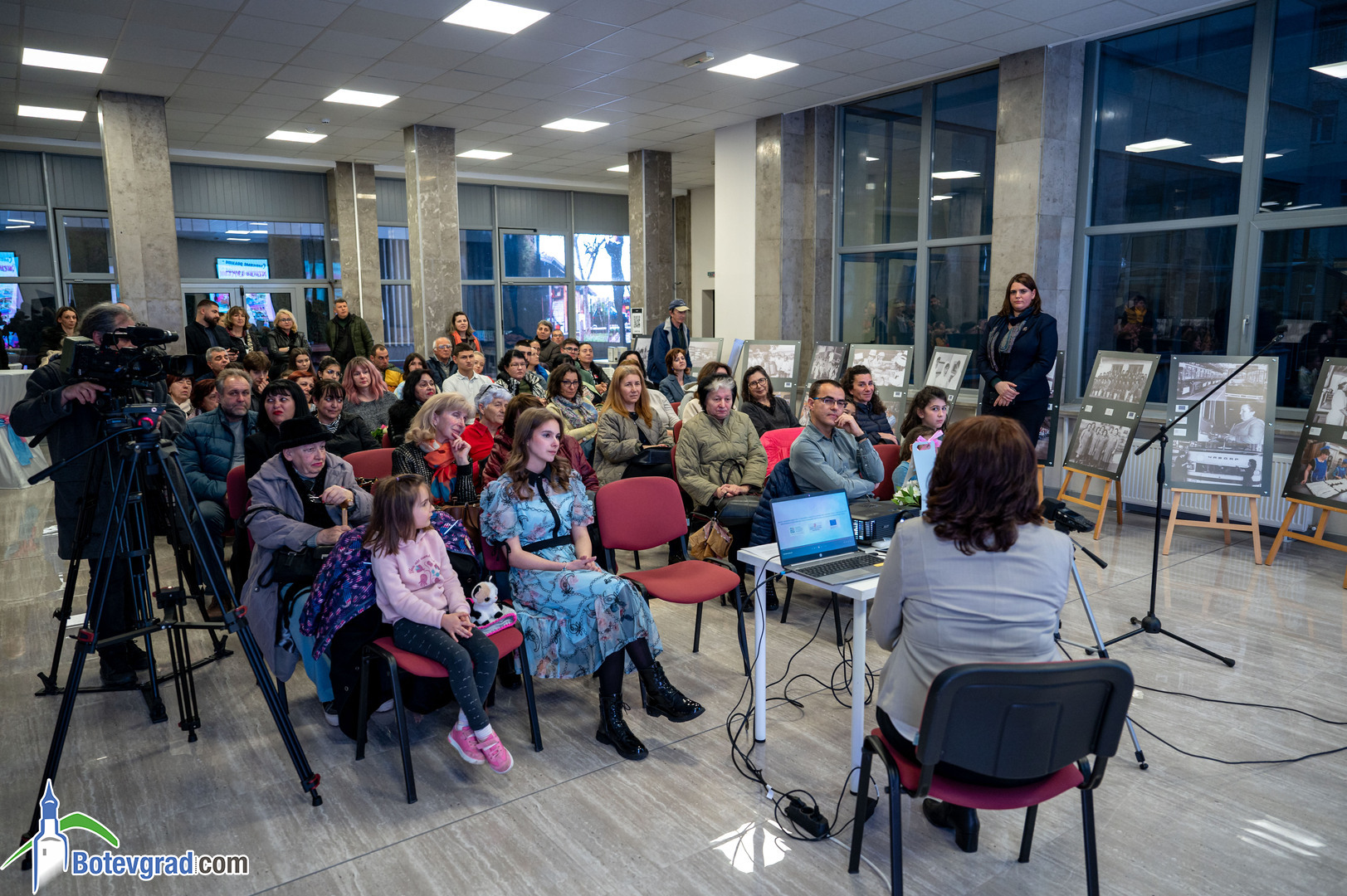 Botevgrad.com :: При голям интерес премина откриването на изложбата ...